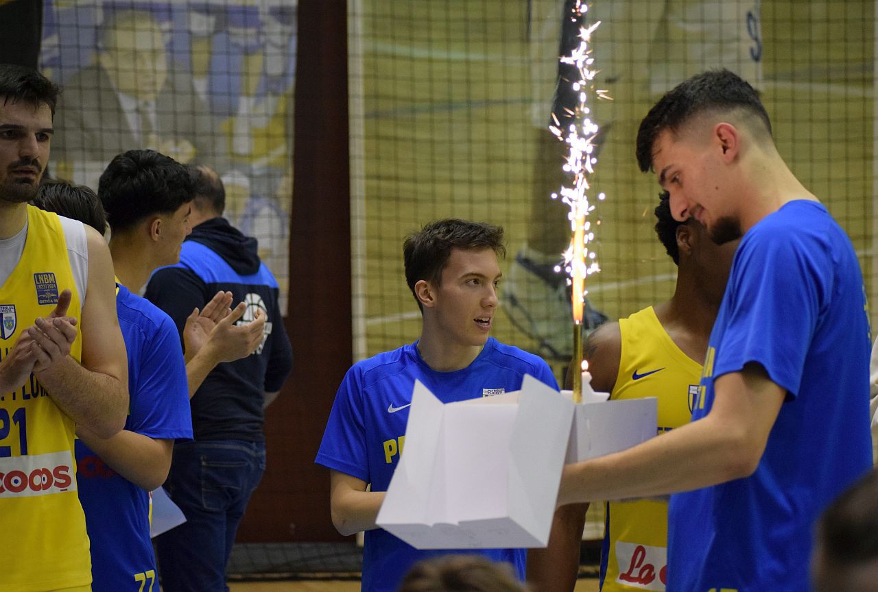 Aniversare cu gust amar! - PHonline.ro