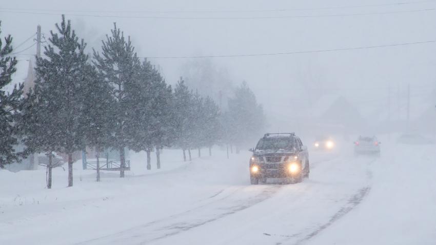 România, la extreme! Gerul şi viscolul ne lovesc din nou, dar vin şi ...