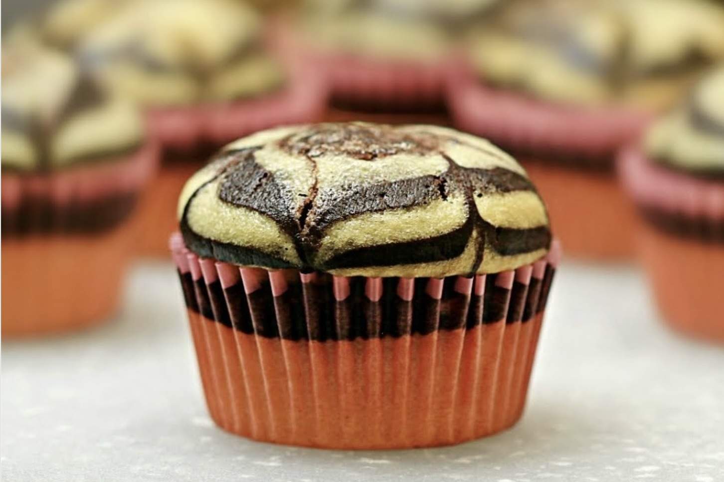 Rețetă de brioșe marmorate. Un desert de post, ieftin și rapid ...