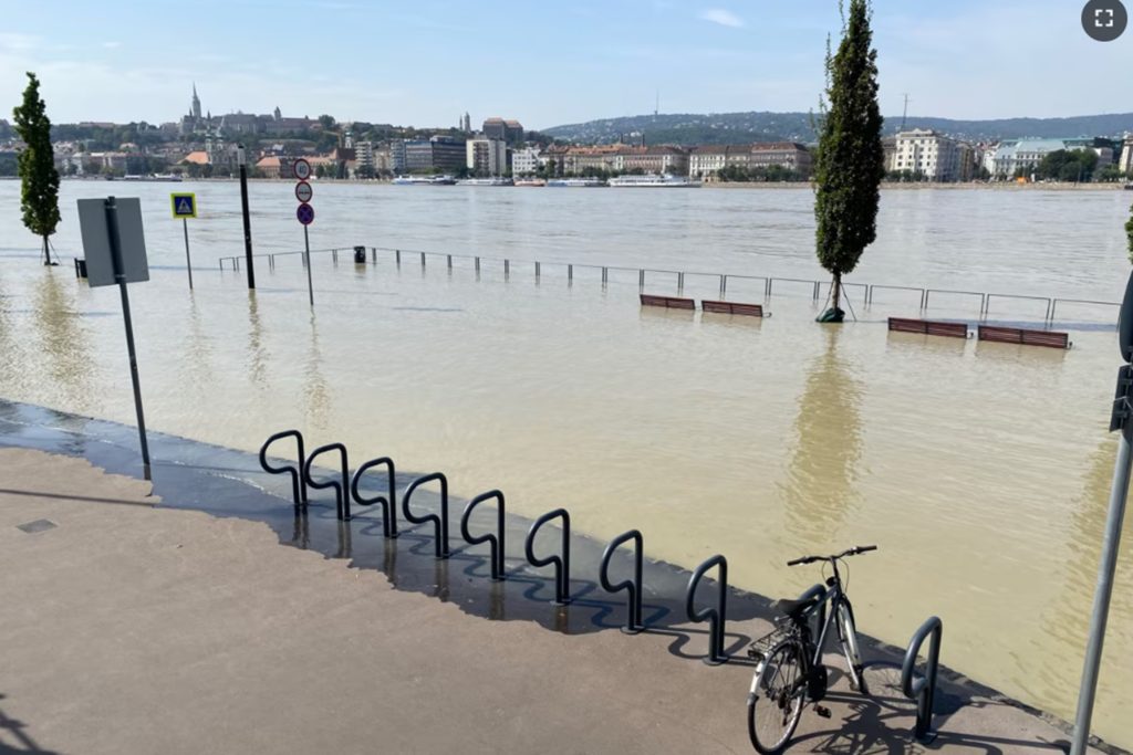 Peisaj apocaliptic în Budapesta, unde totul este acoperit de apă și ...