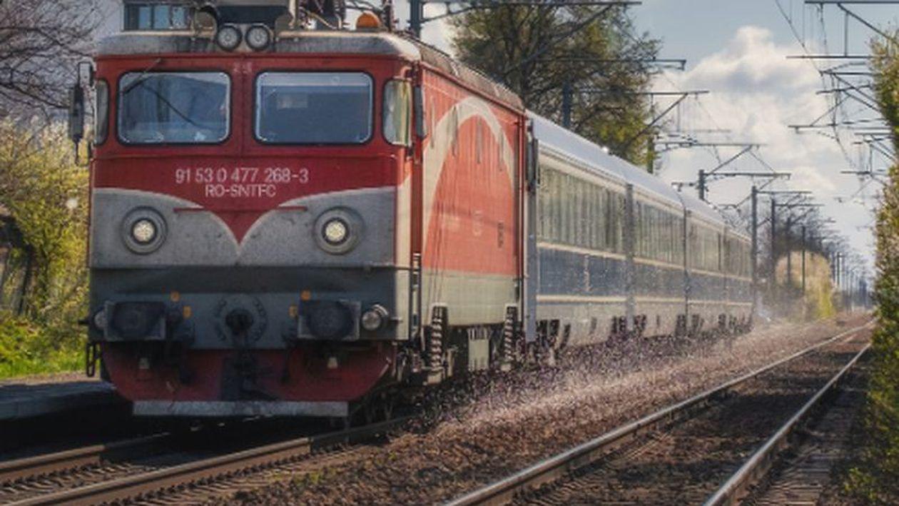 Un tren de tip Săgeata Albastră a luat foc între Pitești și București ...