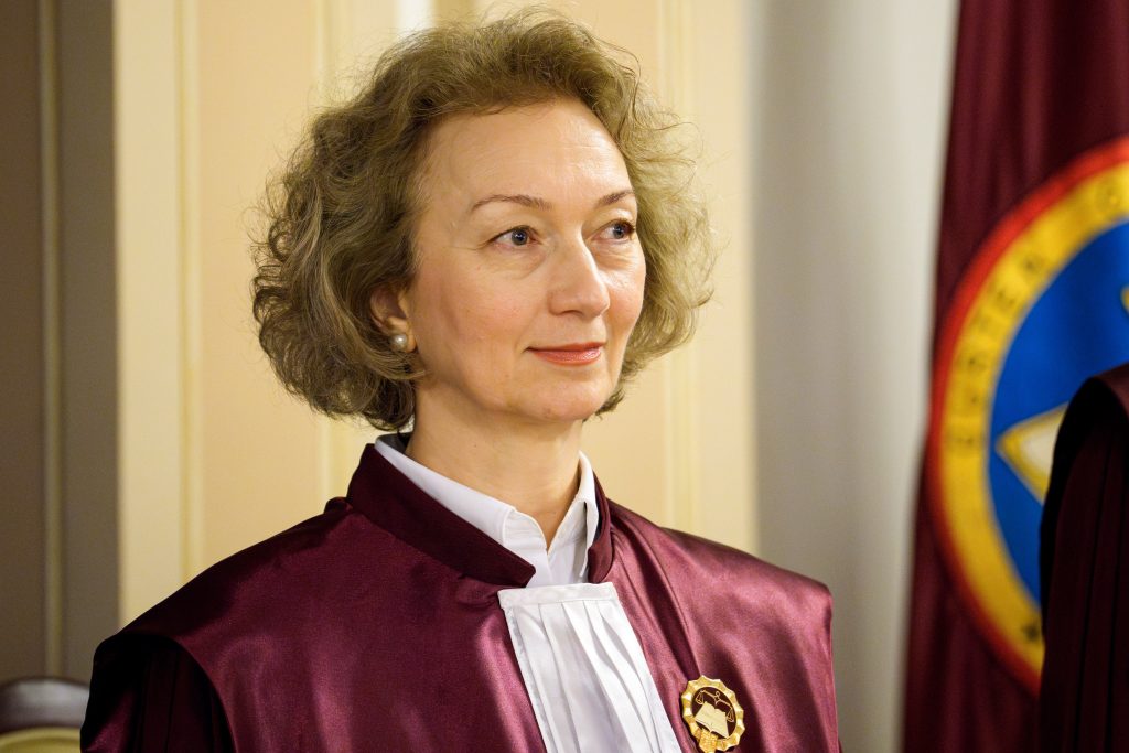 Noul președinte al Curții Constituționale. Cine este Elena Simina ...