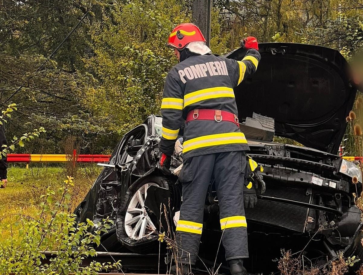 FOTO: Mașină lovită de tren la Vărbilău. În autoturism se aflau cinci ...